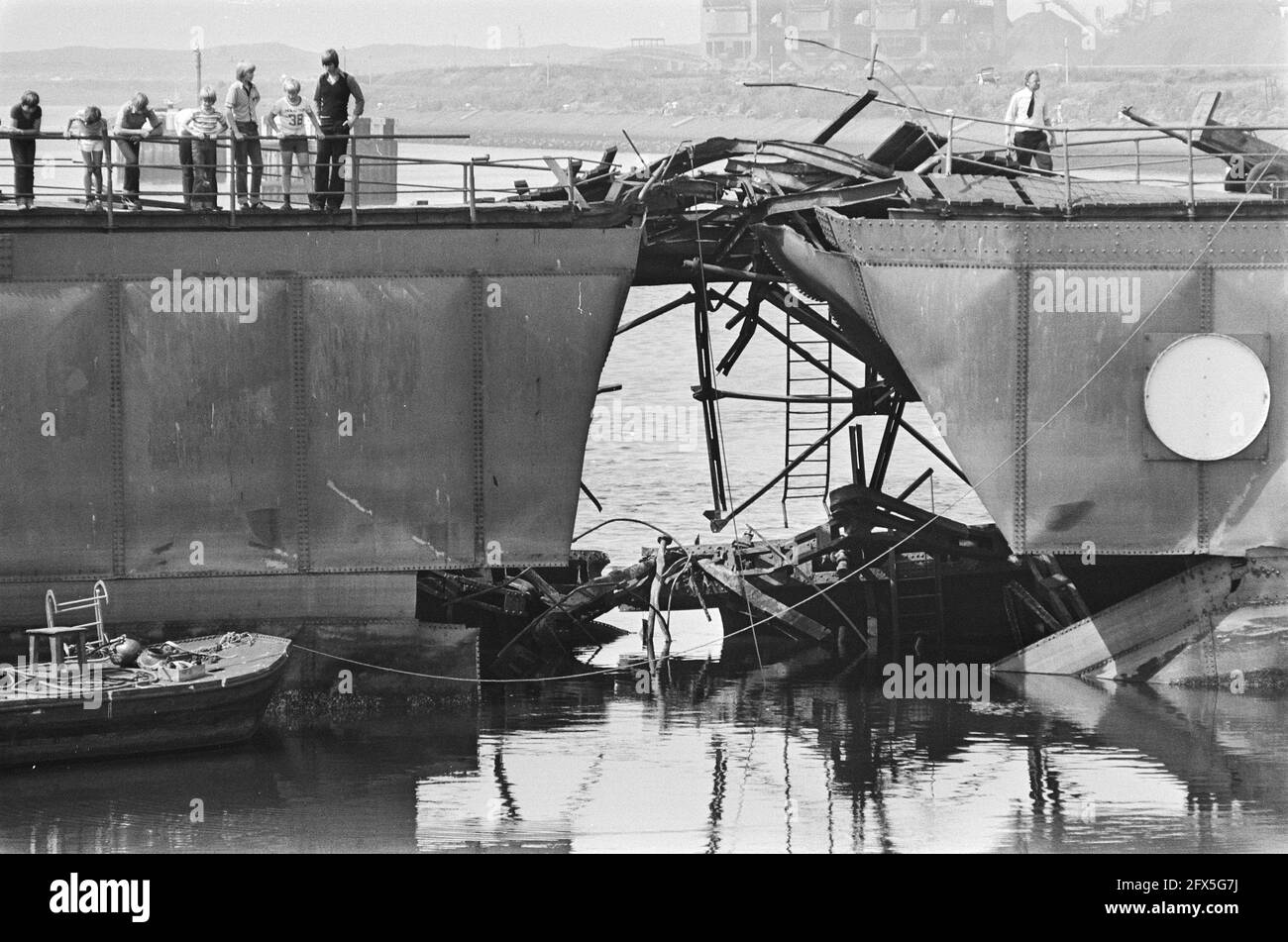 Hole in Noordersluis door IJmuiden, 20 August 1978, sluice gates, locks ...