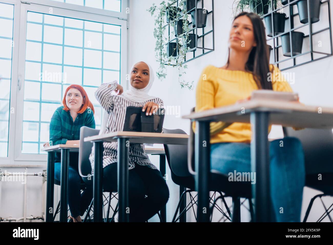 Students using tablets classroom hi-res stock photography and images ...