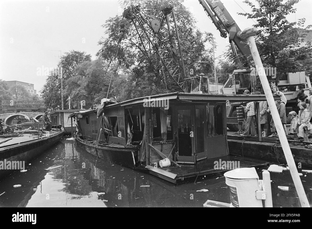 Sunken houseboat is lifted (Amsterdam), July 30, 1976, houseboats, The ...