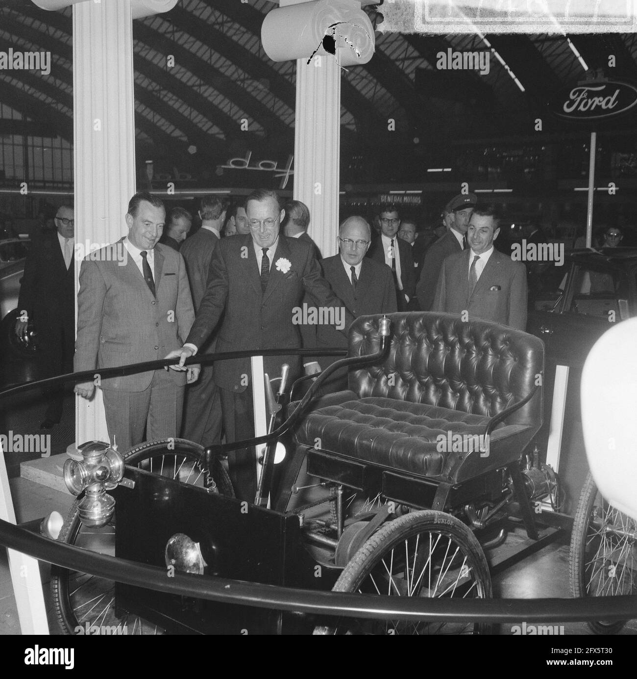 Prince Bernhard at the RAI, the Prince at the Ford stand, February 24 ...