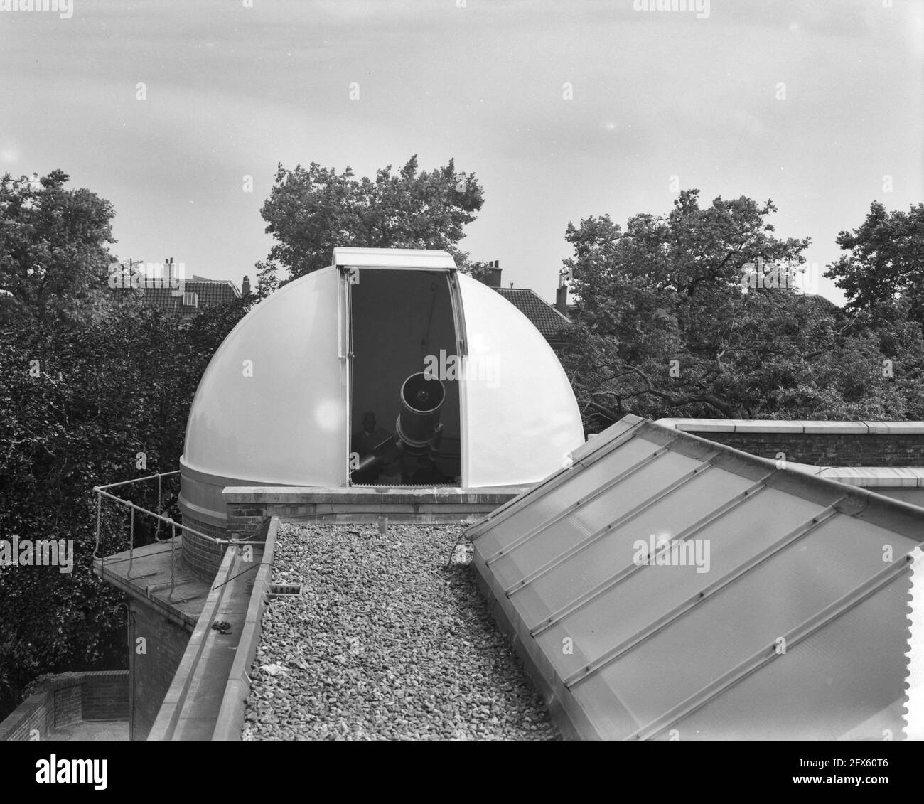 Installation of new Van Straaten telescope in the dome of the Utrecht ...