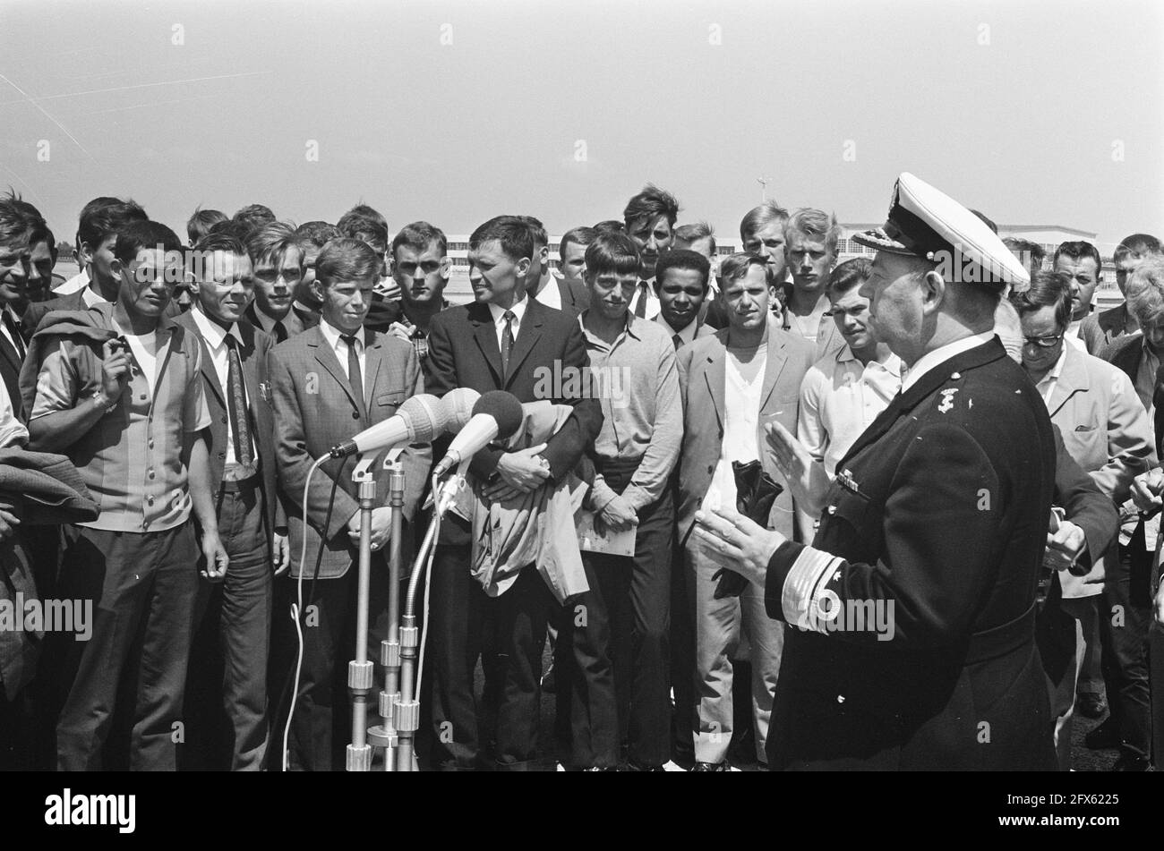 150 Marines arrive from Curacao at Schiphol Airport right Vice Admiral ...