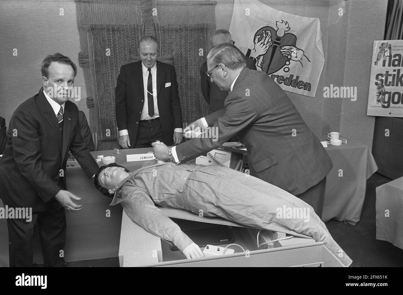 Heart defibrillator handed over by Dutch Heart Foundation to management ...