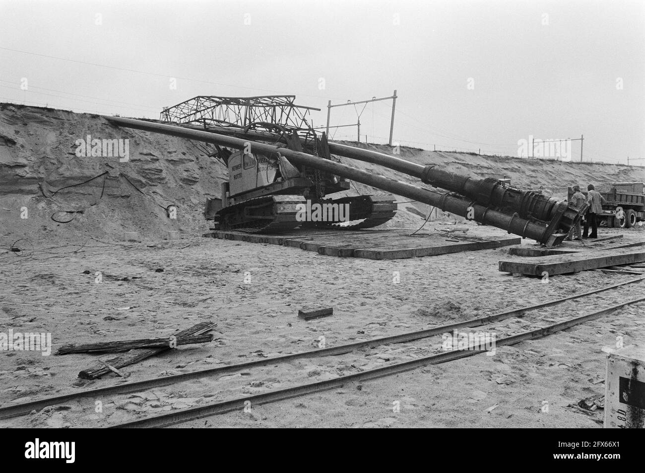 Piling rig fell across railroad track hi-res stock photography and ...