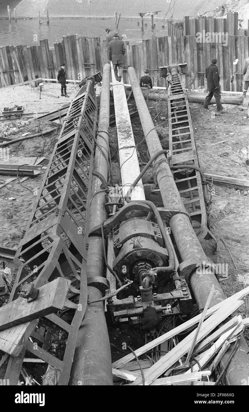 Piling rig near Prins Hendrikkade fell over, 7 March 1962, piling rigs ...