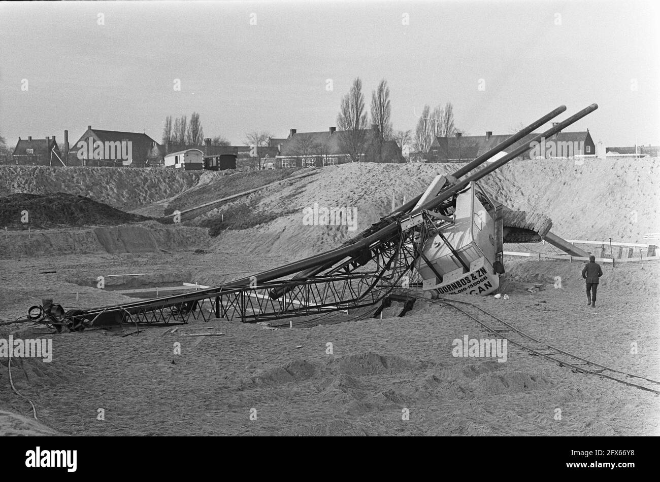 Piling rig on Adelaarsweg in Amsterdam-North toppled over, January 19 ...