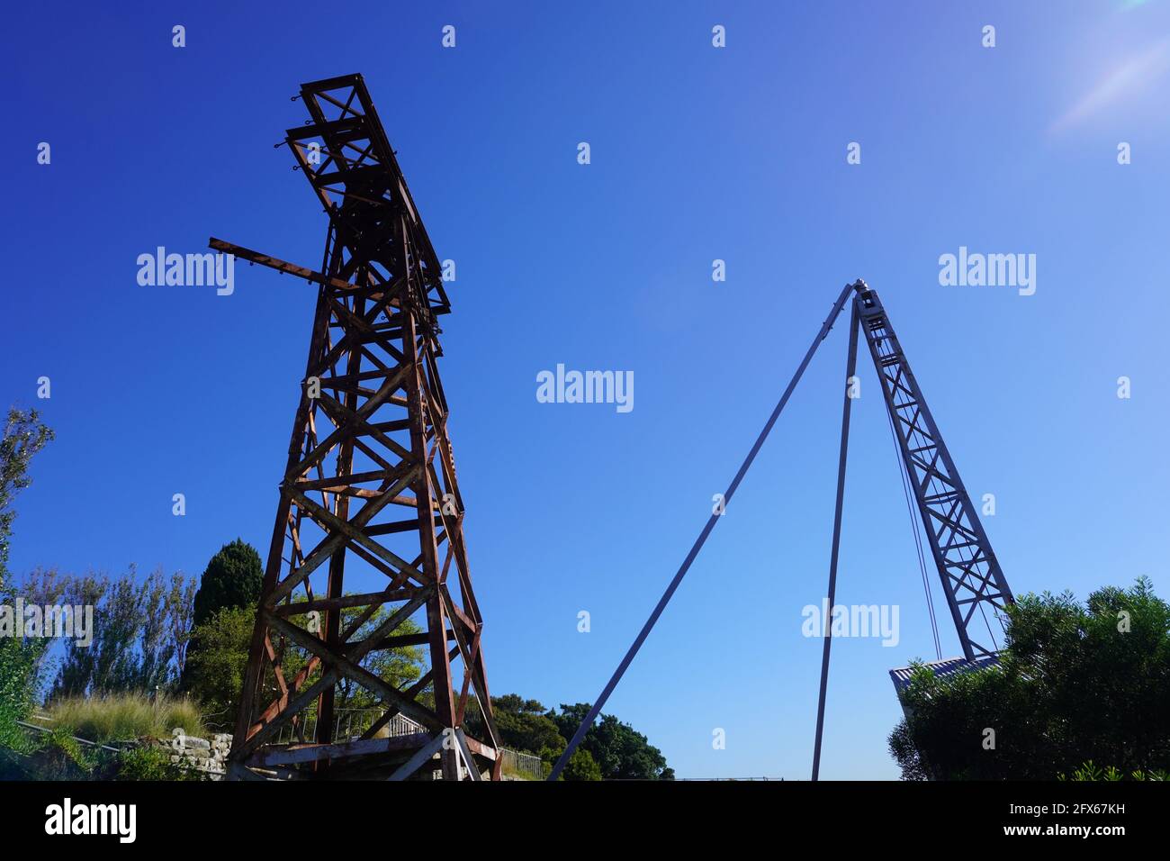 Disused tower crane hi-res stock photography and images - Alamy