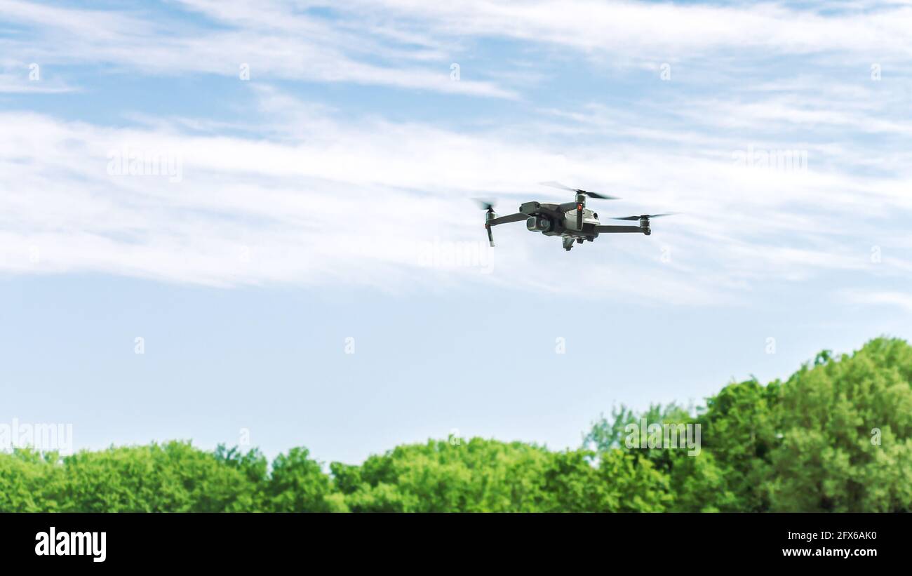 Aircraft flying over forest hi-res stock photography and images - Alamy