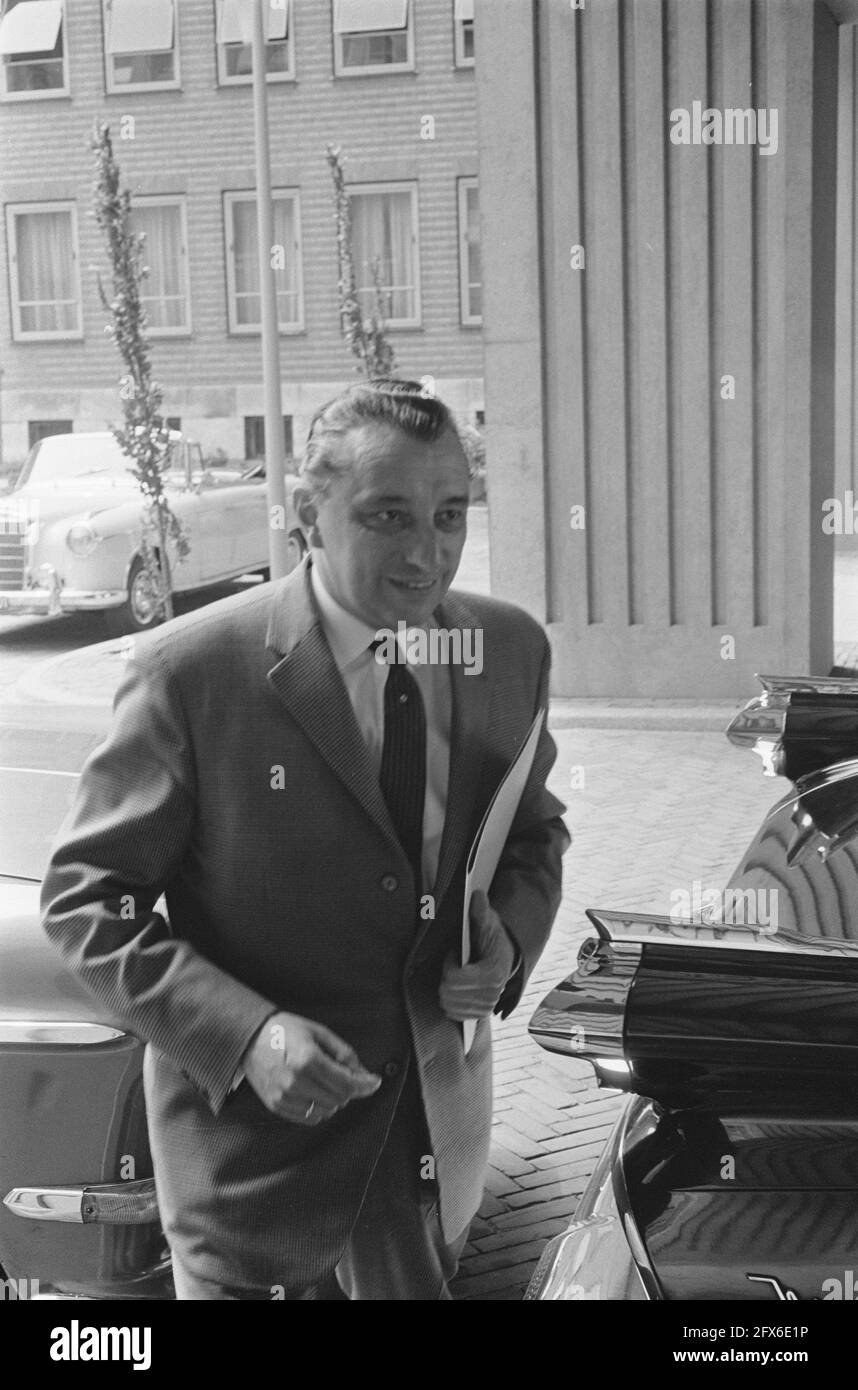 The new cabinet. Mr. van Aartsen after his visit to cabinet formateur ...