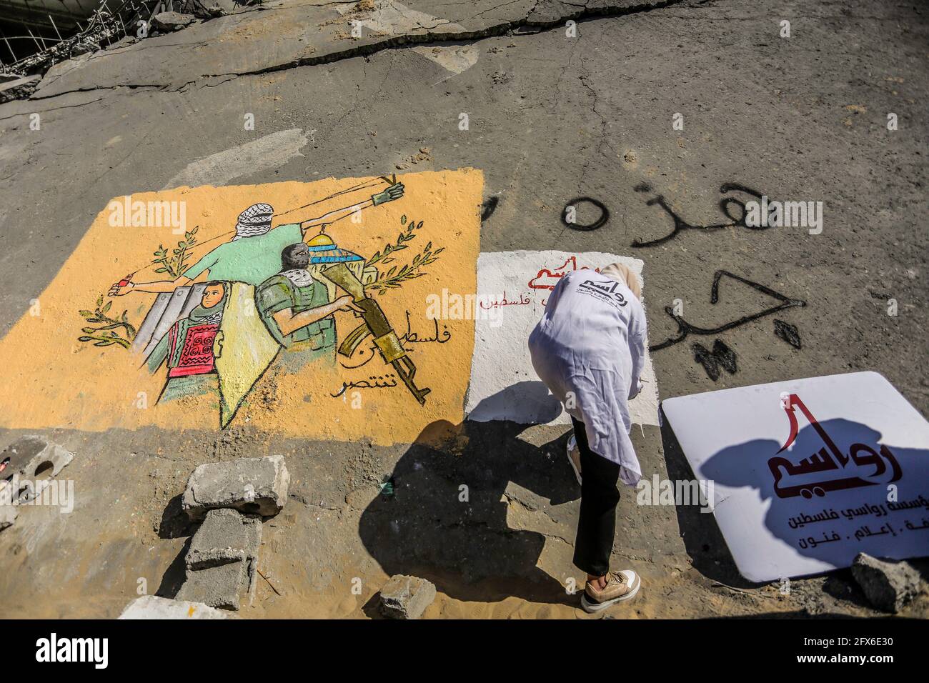 Gaza, Palestine. 25th May, 2021. Palestinian artists paint murals on ...