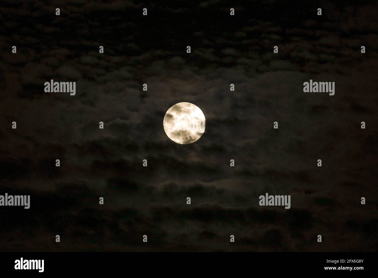 Los Angeles, California, USA. 25th May, 2021. The fullmoon rises behind ...