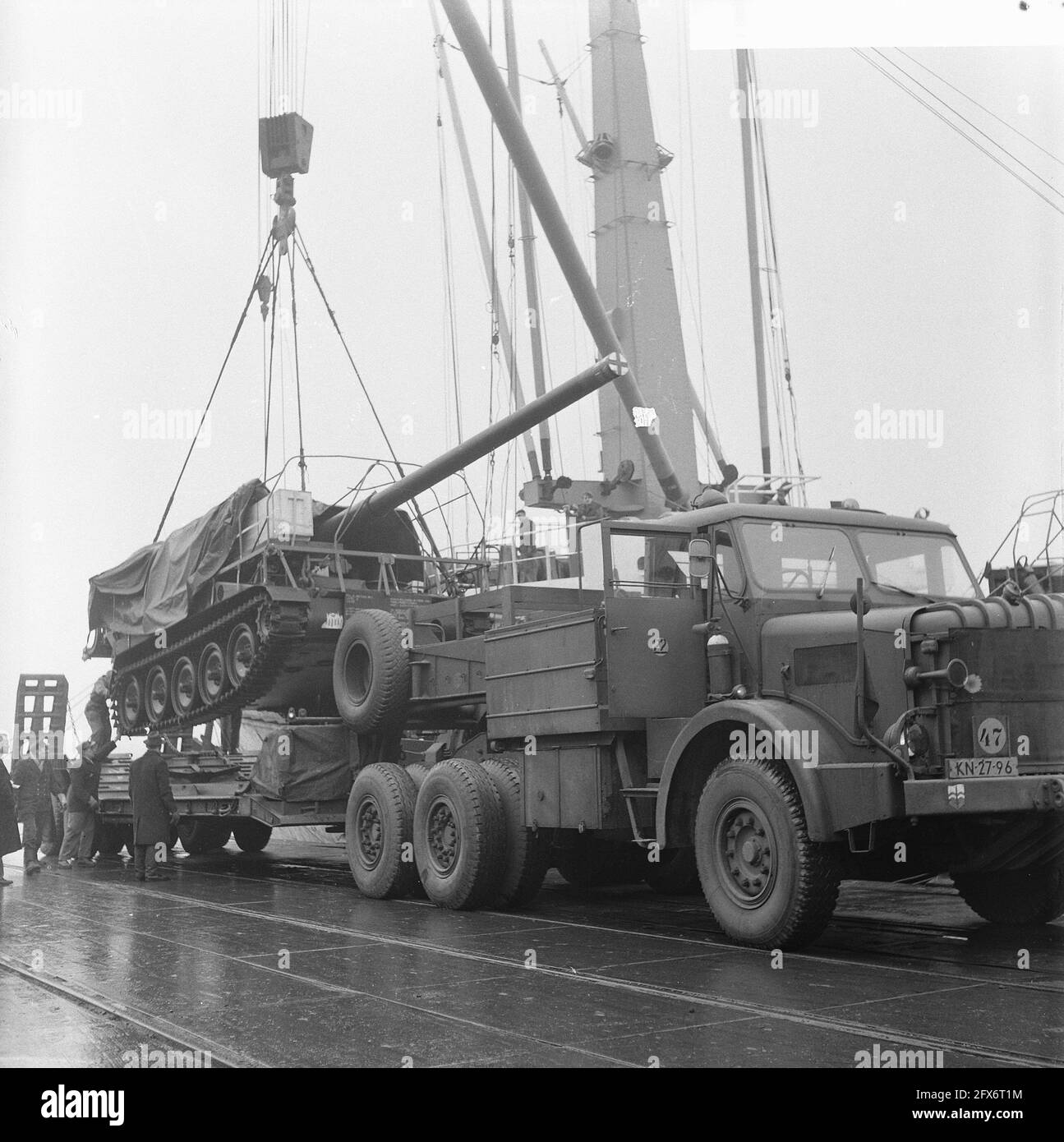 Howitzers 175 mm, arrived from America in Rotterdam, the first is ...