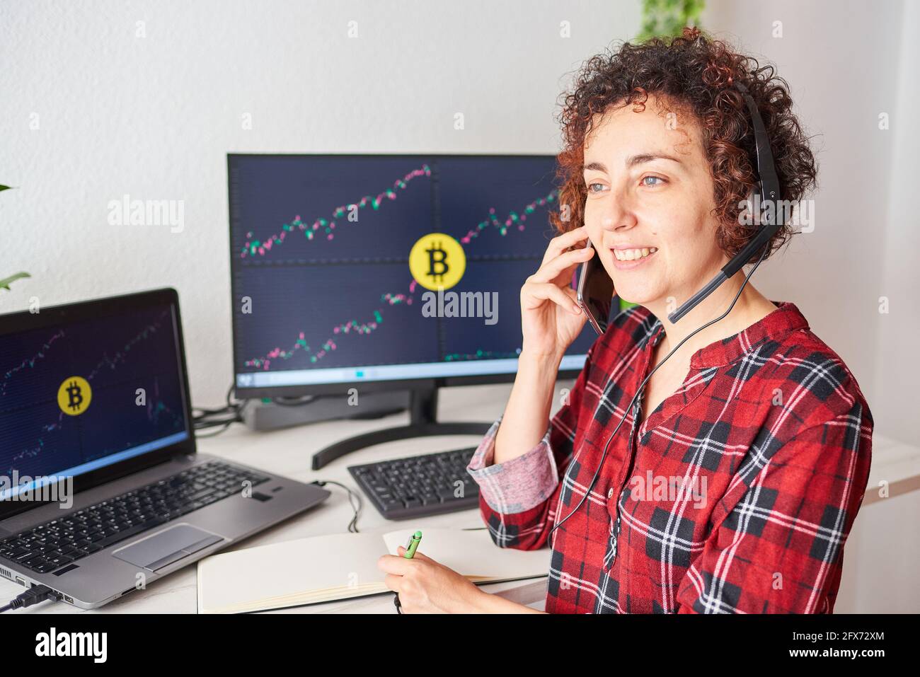 Financial Trader Computer Screens High Resolution Stock Photography and ...