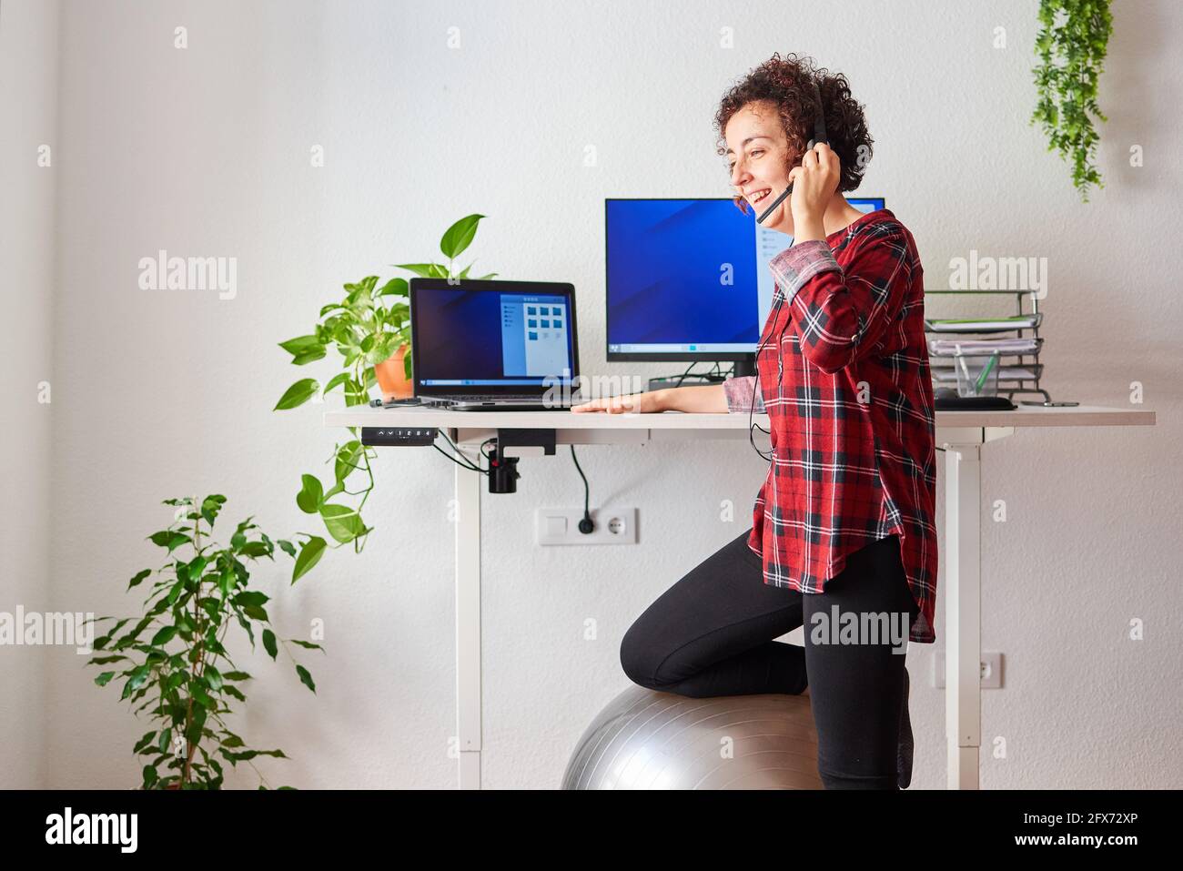 Good posture and computer hi-res stock photography and images - Alamy