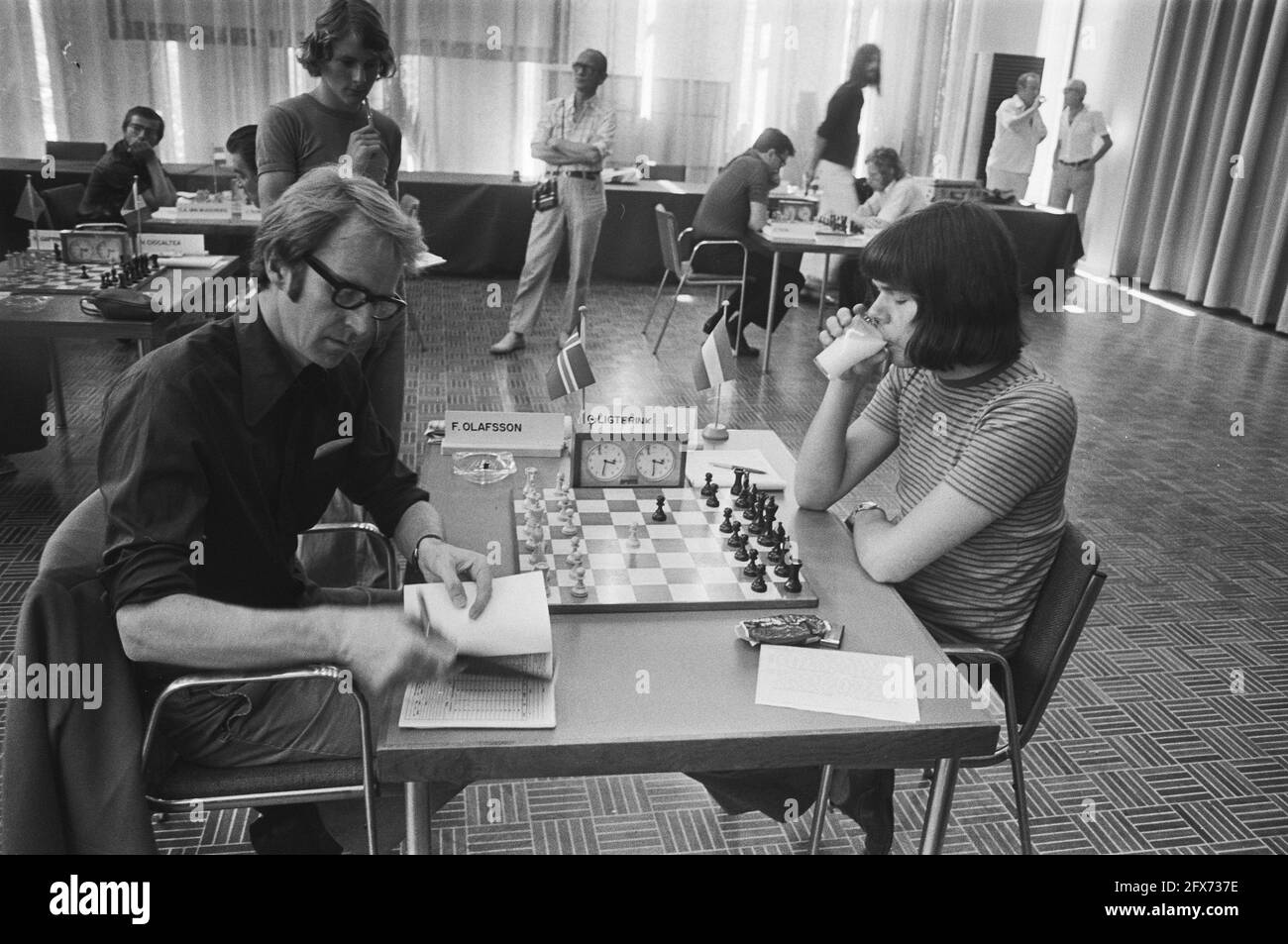 IBM chess tournament in Amsterdam, Ligterink (right) against Olafsson ...