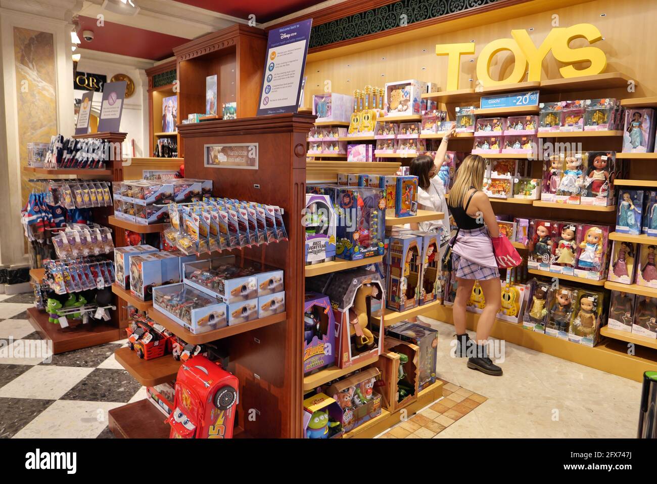 PEOPLE INSIDE THE DISNEY STORE IN CORSO STREET Stock Photo - Alamy