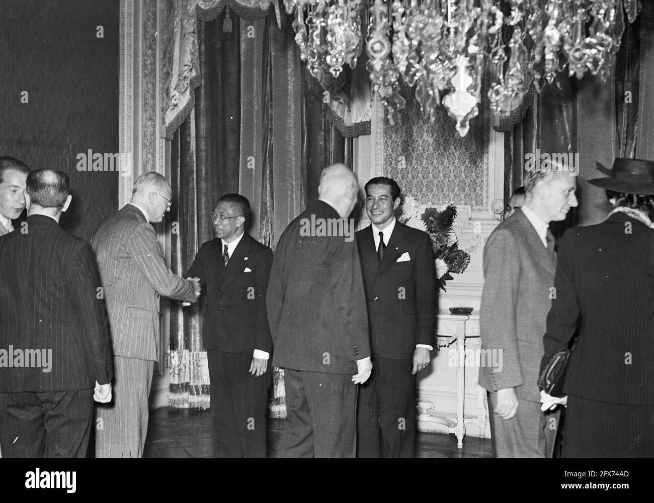 Coctail party at Kasteel Oud Wassenaar, September 18, 1947, coctail ...