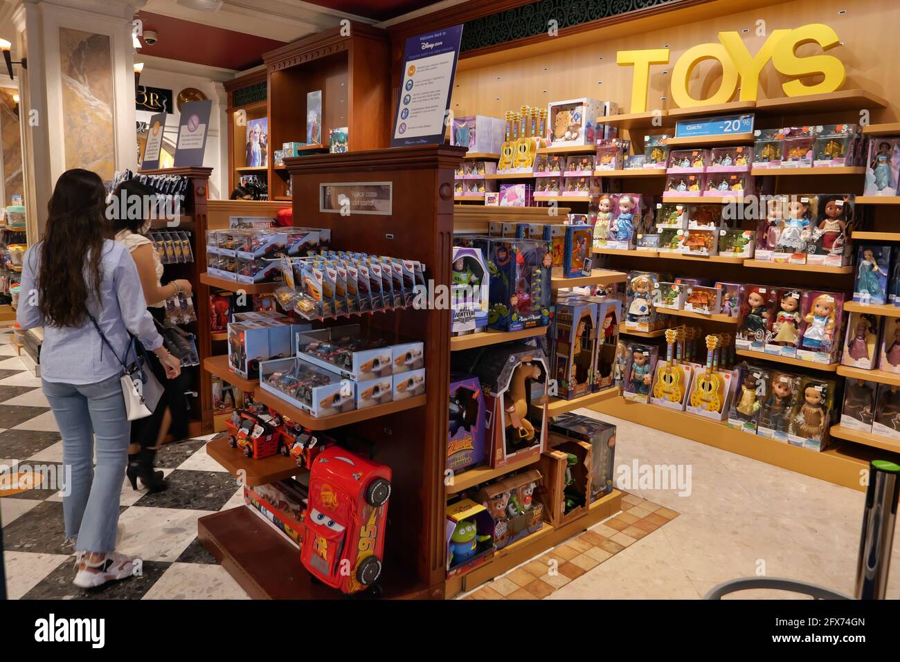 PEOPLE INSIDE THE DISNEY STORE IN CORSO STREET Stock Photo - Alamy