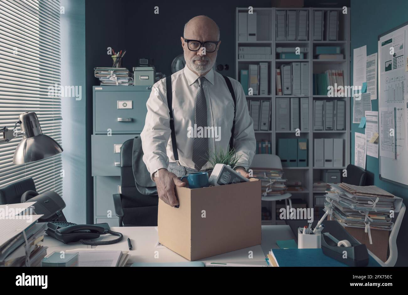Employee packing belongings leaving office hi-res stock photography and ...