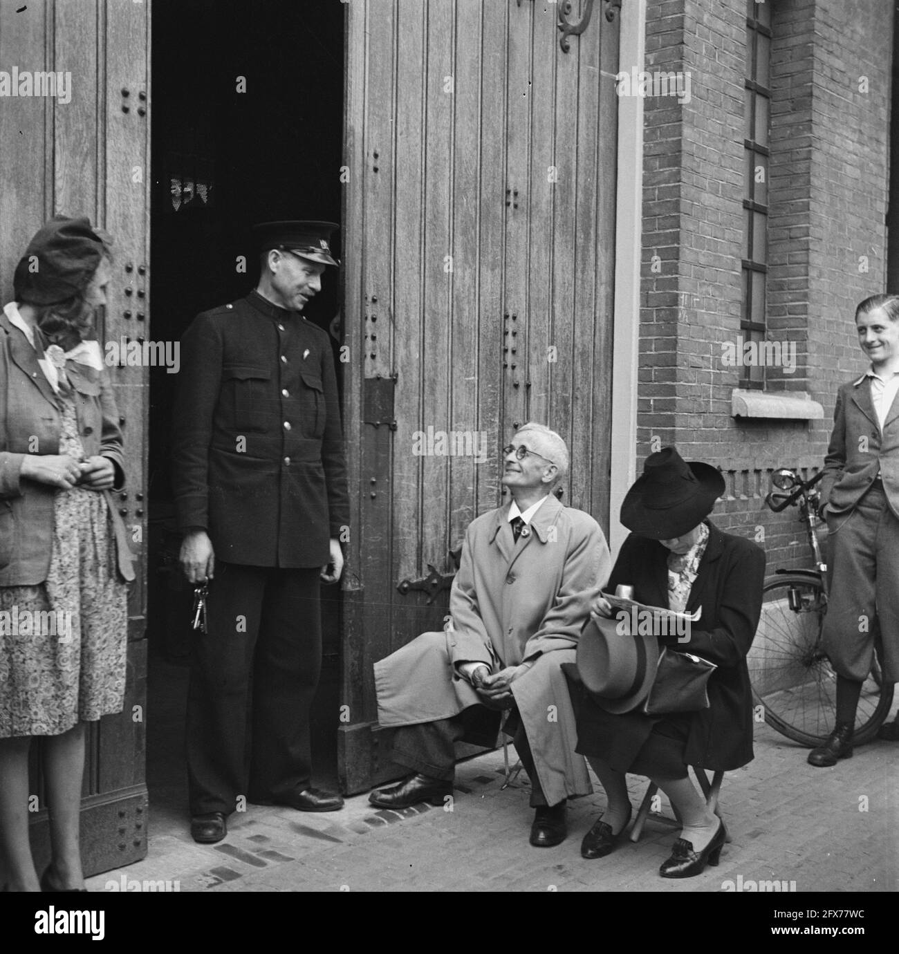 Couple humiliation Black and White Stock Photos & Images - Alamy