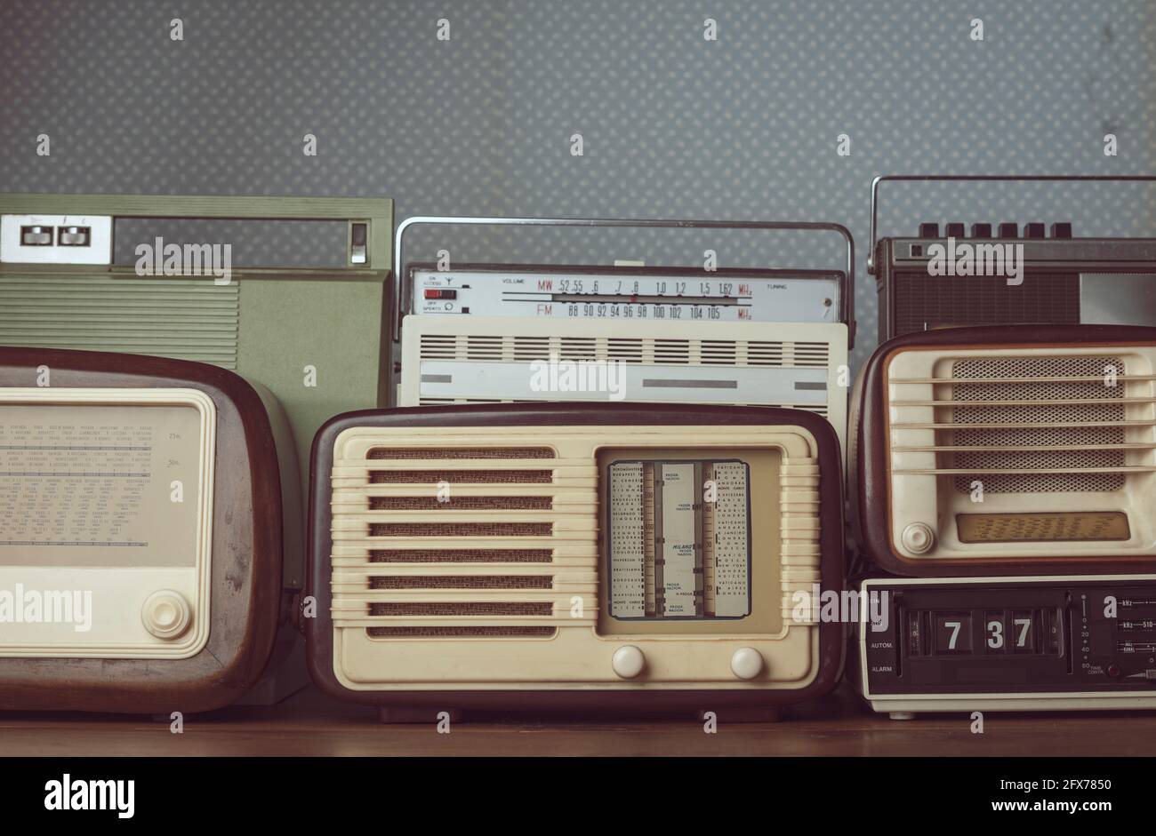 Vintage radios hi-res stock photography and images - Alamy