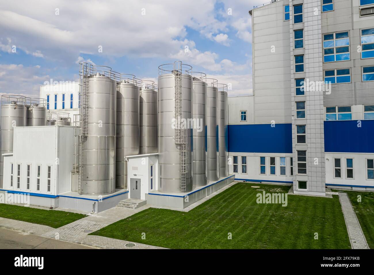 Stainless steel tanks hi-res stock photography and images - Alamy