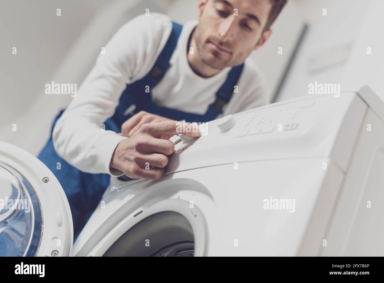 Man fixing washing machine hi-res stock photography and images - Alamy
