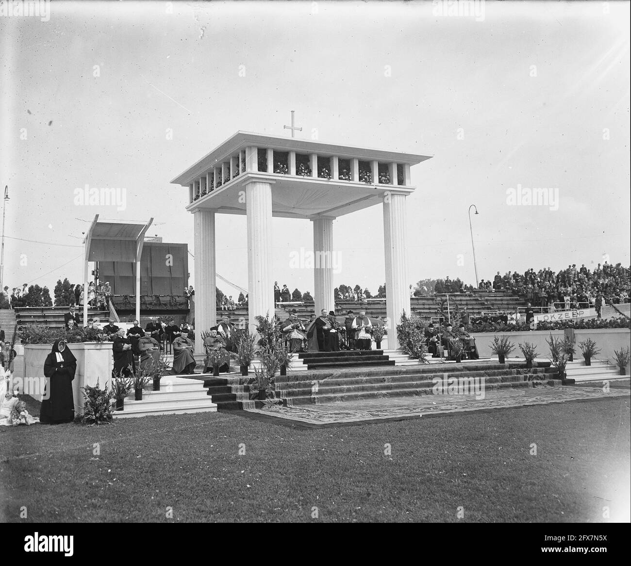 40 year priesthood hi-res stock photography and images - Alamy