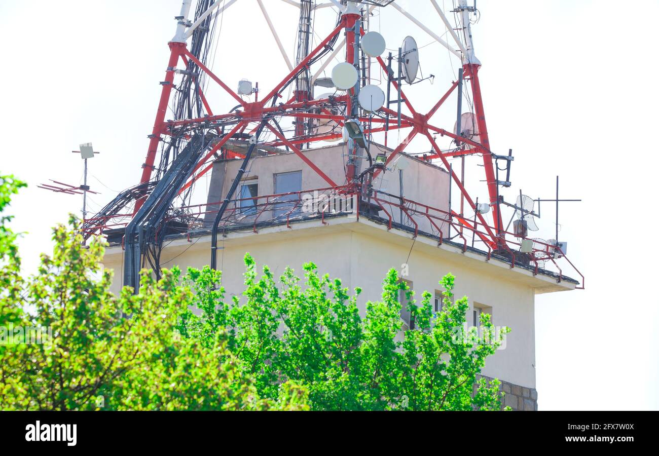 Signal antenna hi-res stock photography and images - Alamy