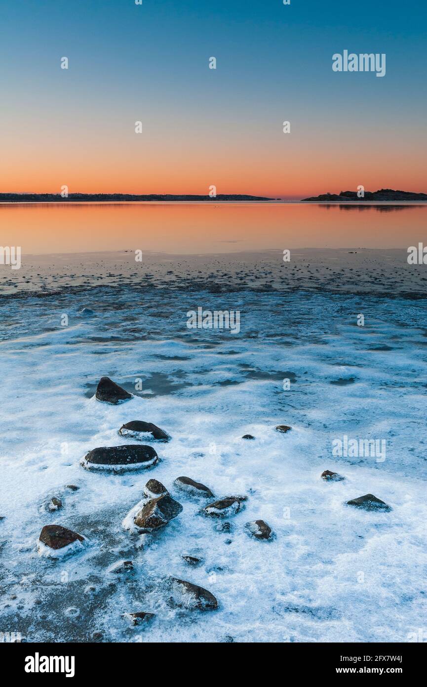 Shoreline in winter hi-res stock photography and images - Alamy