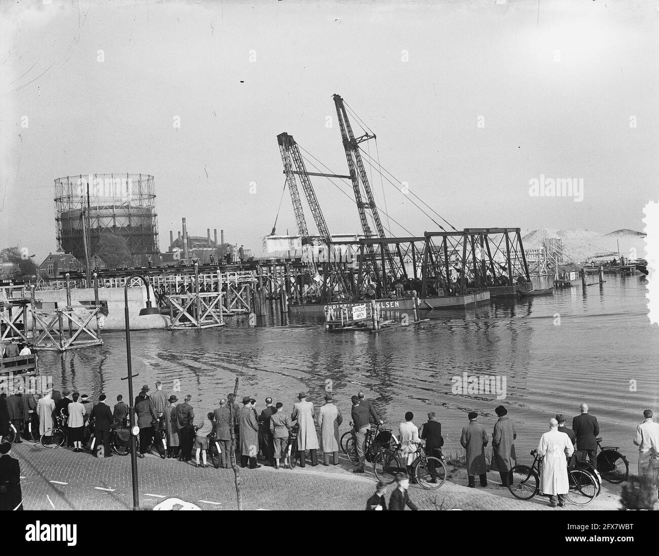 Construction of new Amstel bridge, placing of part of ramps, 24 April ...