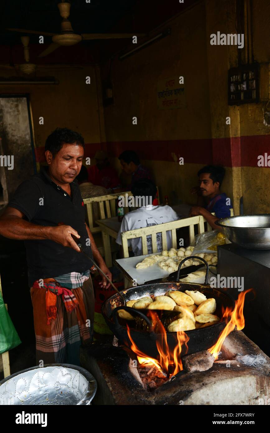 A Bangladeshi man deep frying puri bread in Dhaka, Bangladesh Stock ...