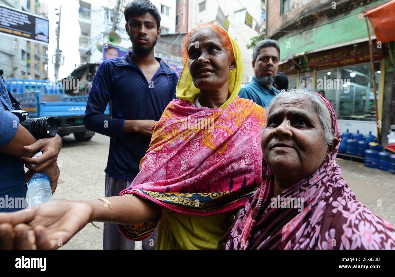 Bangladeshi women begging for money at the Chawk Bazar in Dhaka, Bangladesh Stock Photo - Alamy