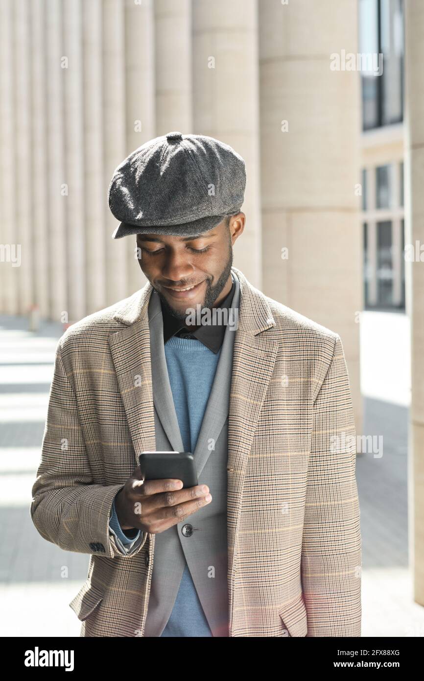 African man looking phone hi-res stock photography and images - Alamy