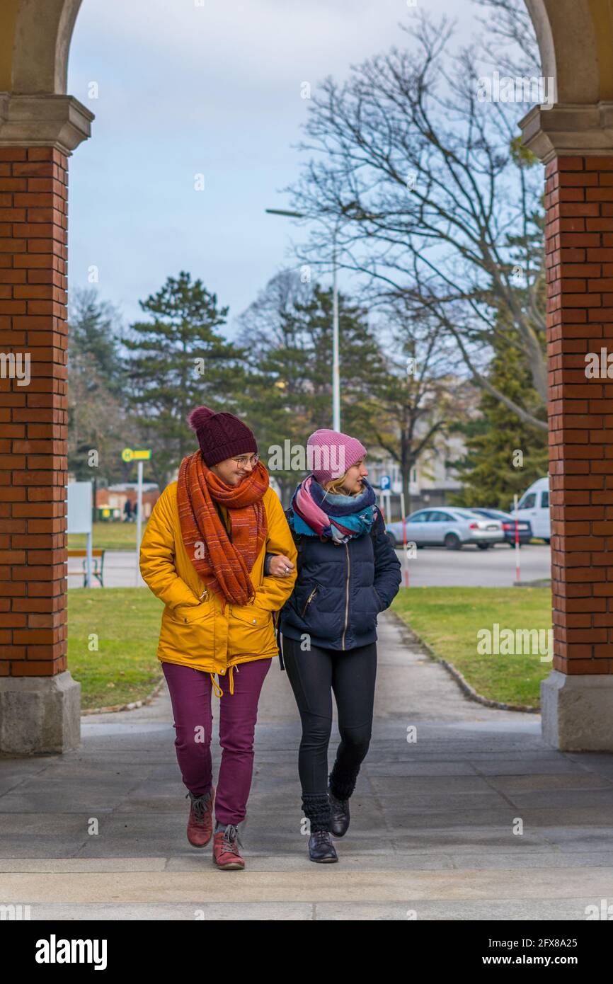 Friends with arms linked hi-res stock photography and images - Alamy