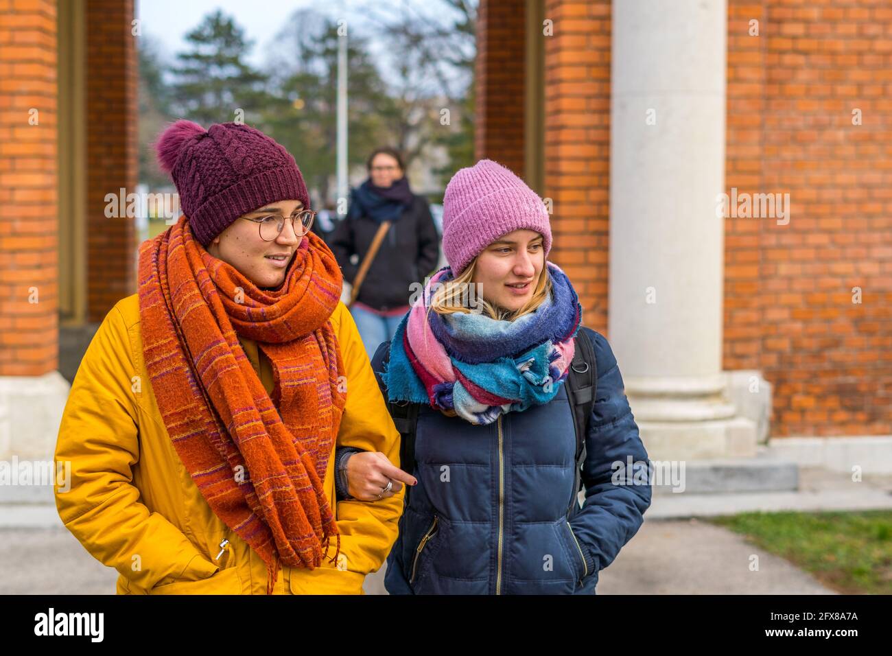Friends with arms linked hi-res stock photography and images - Alamy