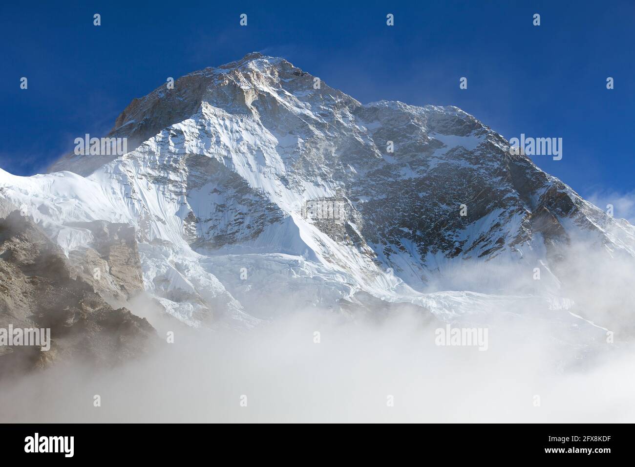 Mount Makalu with clouds, Nepal Himalayas mountains, Barun valley Stock ...