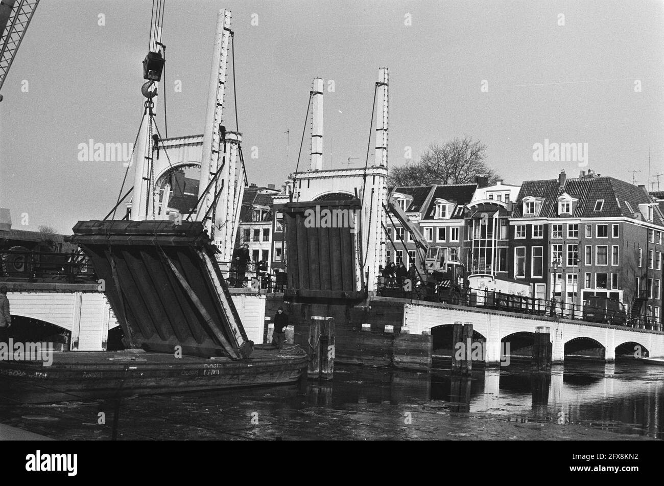 Damaged bridge section is lifted on deck barge, February 7, 1986 ...