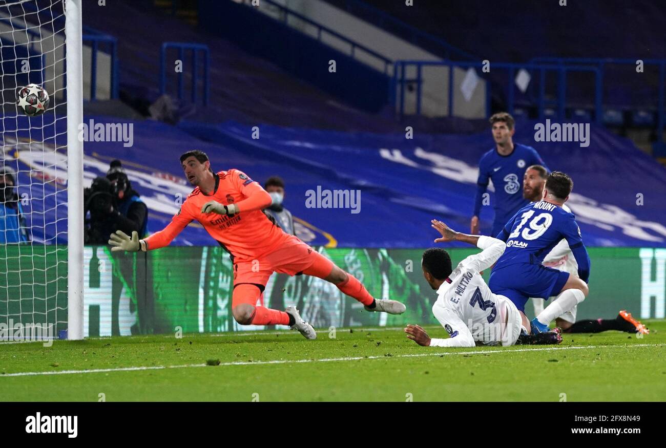 Mason mount champions league trophy hi-res stock photography and images ...