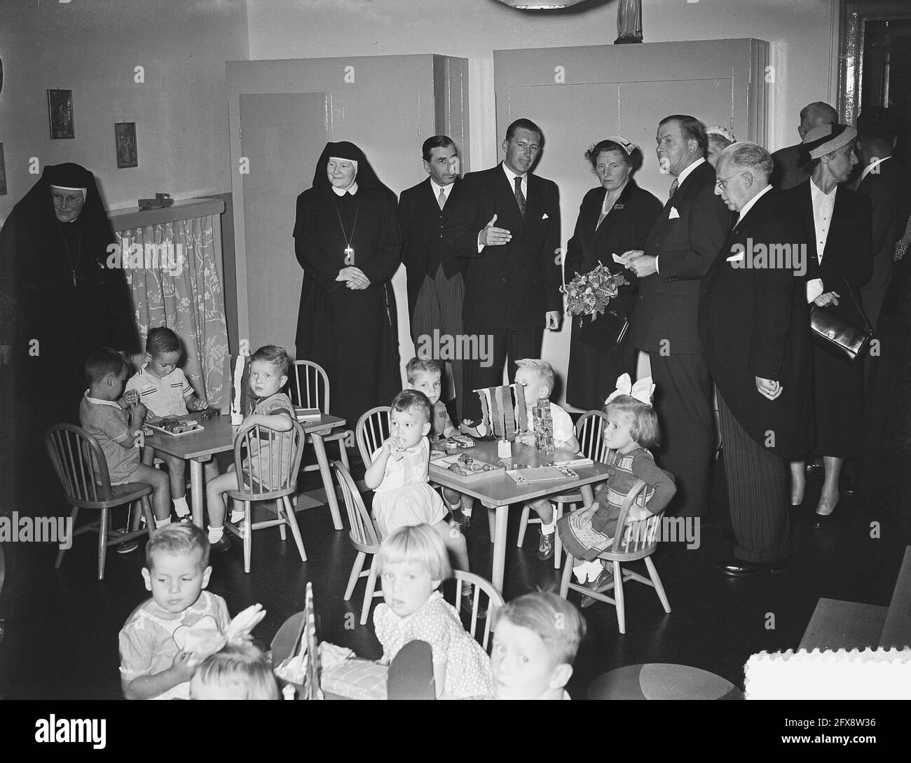 Visit of Queen Juliana to the Roman Catholic Orphanage in the Jordaan ...