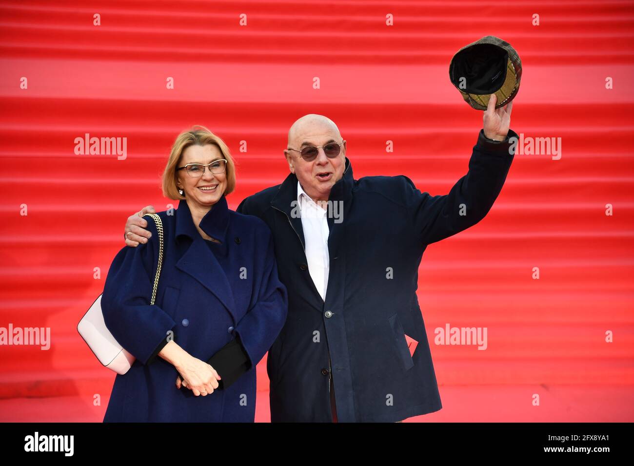 Moscow. Actor Vladimir Dolinsky with his wife Irina at the closing ...