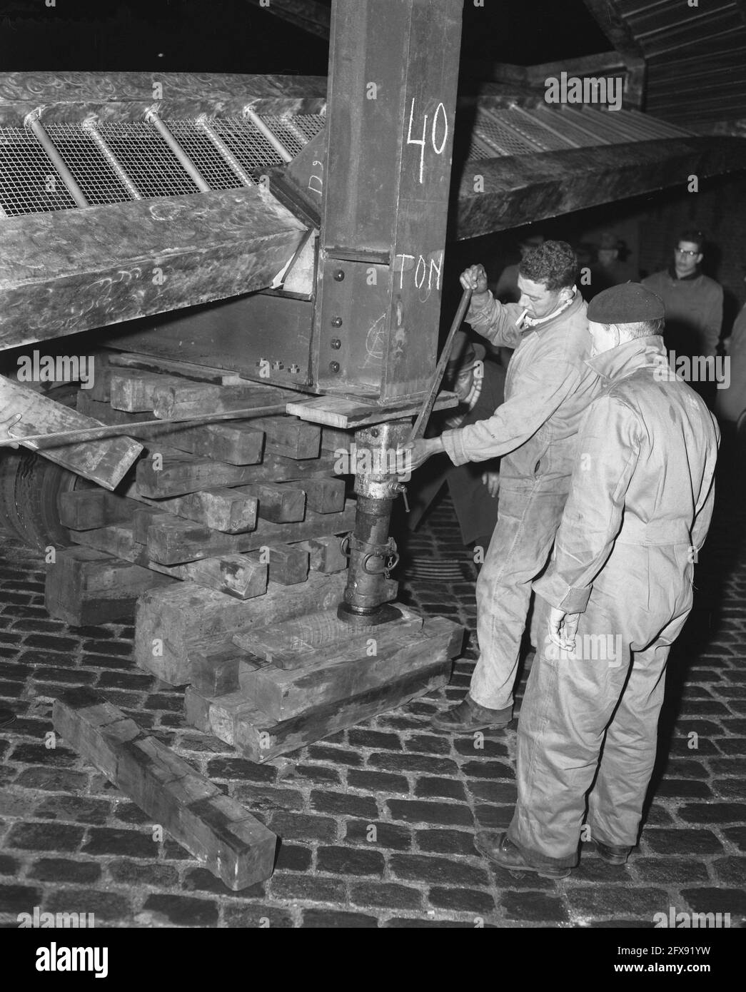 Beehive monument by Naum Gabo . Nightly transport Bijenkorf monument ...