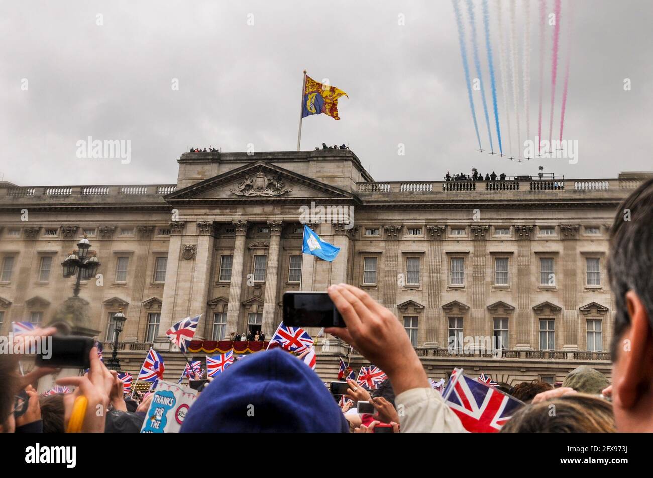 Red Arrows flypast over Buckingham Palace at the Queens Diamond Jubilee ...