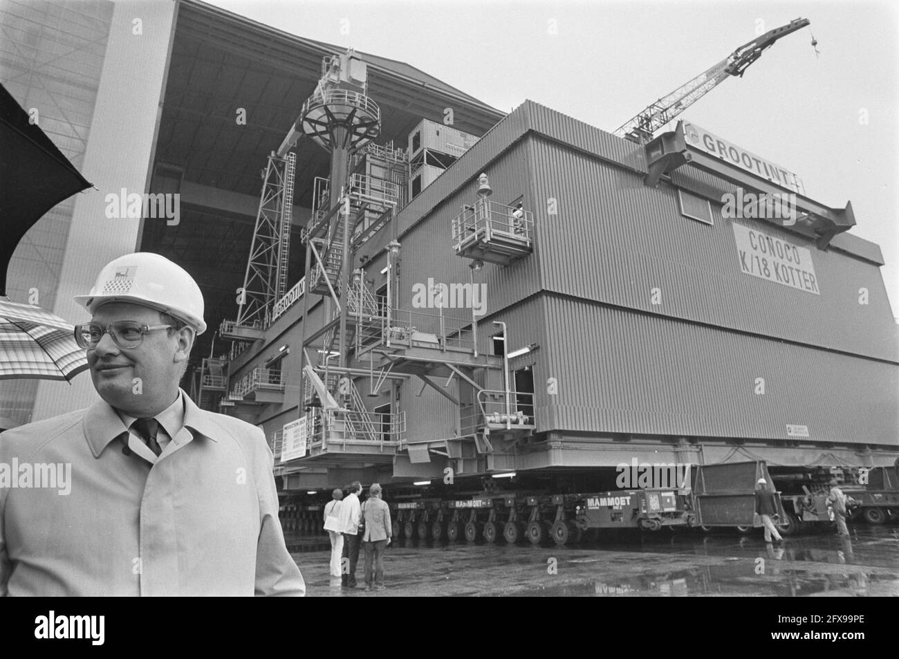 Drilling rig Kotter in Zwijndrecht being driven out of assembly hall ...