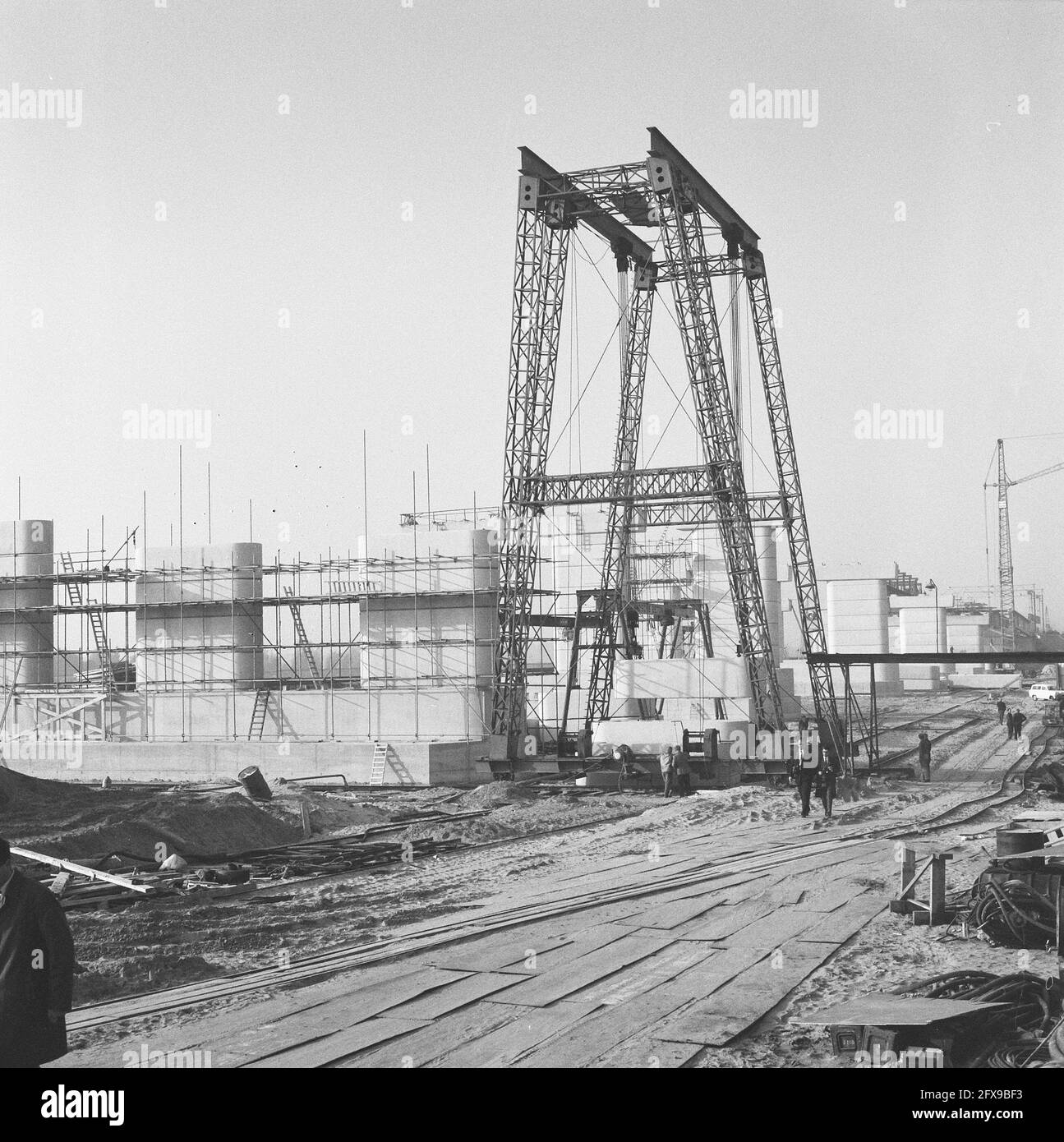 Construction of the bridge Brienenoord, workers hard at work 28 meters ...