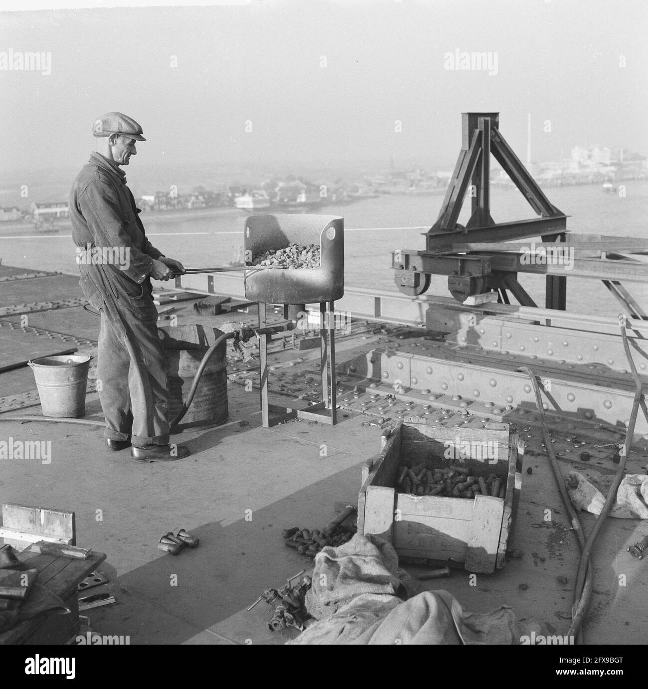Construction of the Brienenoord bridge, workers hard at work 28 meters ...