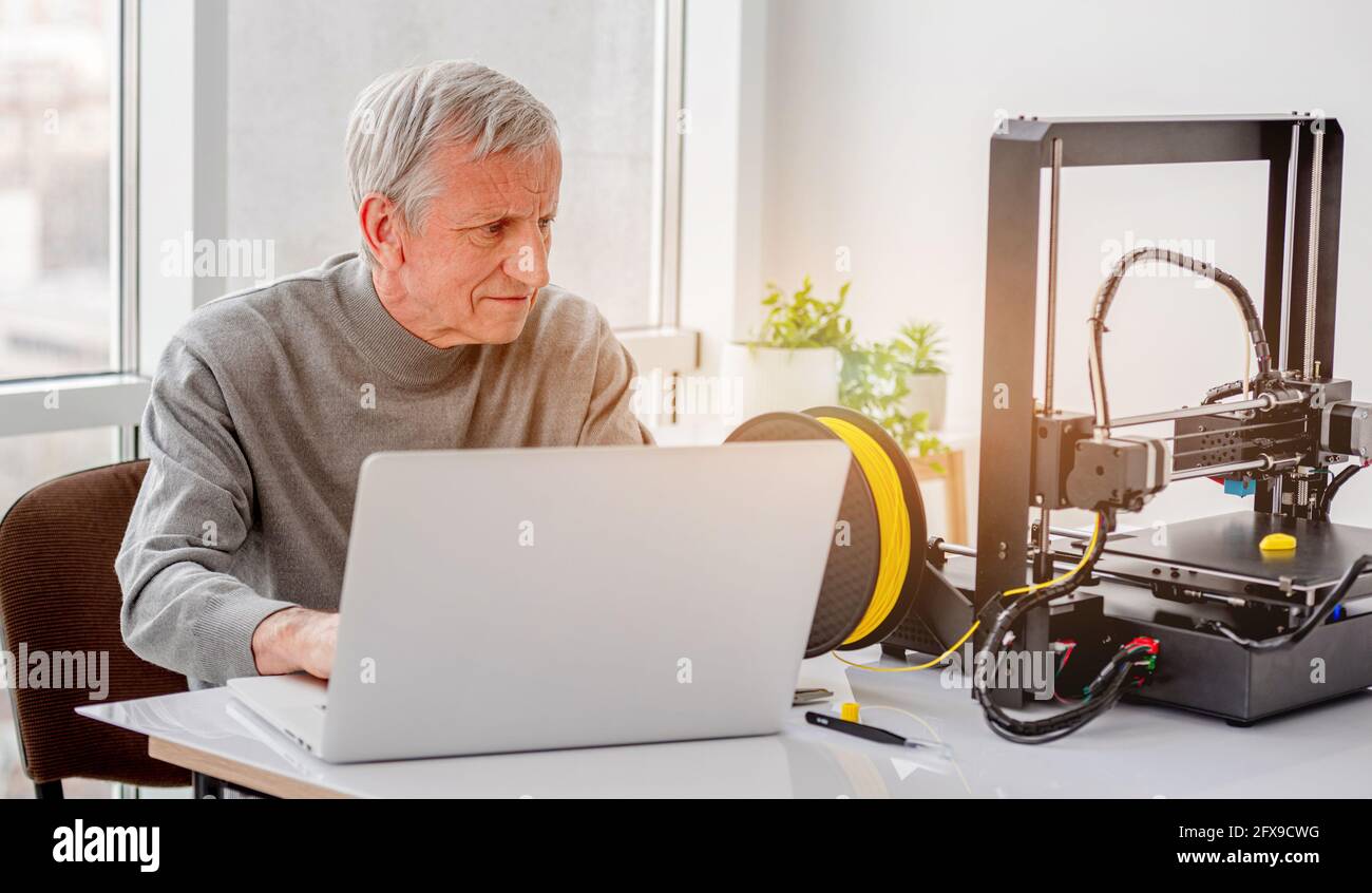 Working 3d printer laptop model hi-res stock photography and images - Alamy