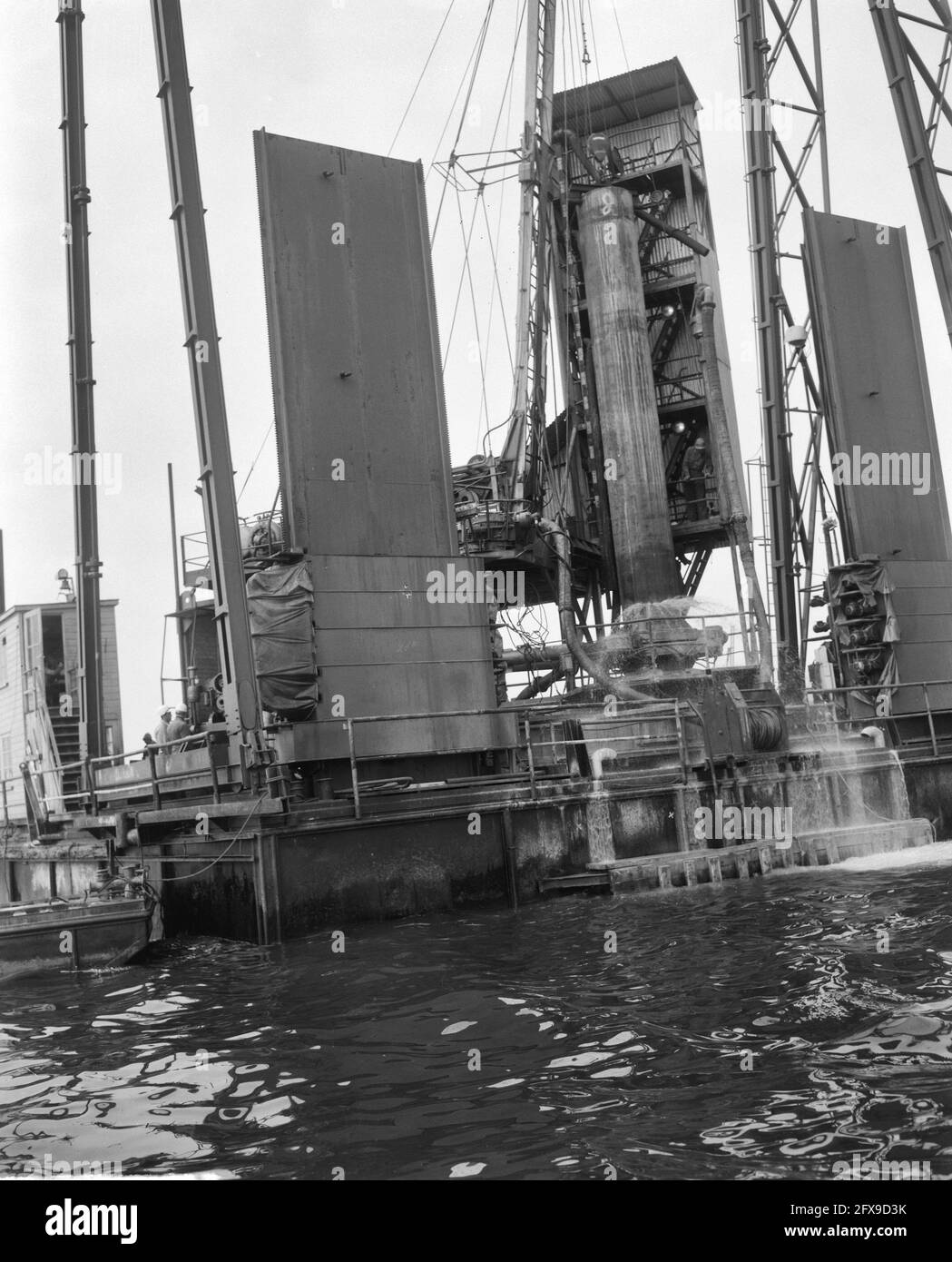 Construction of IJtunnel. The oil rig in the IJ, October 7, 1963, Oil ...