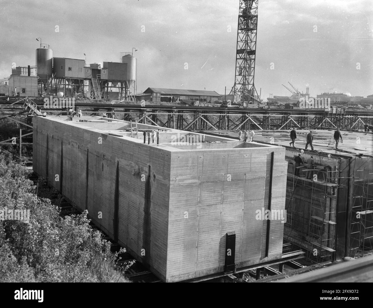 Construction of IJtunnel. The drilling rig in the IJ. The diving bell ...