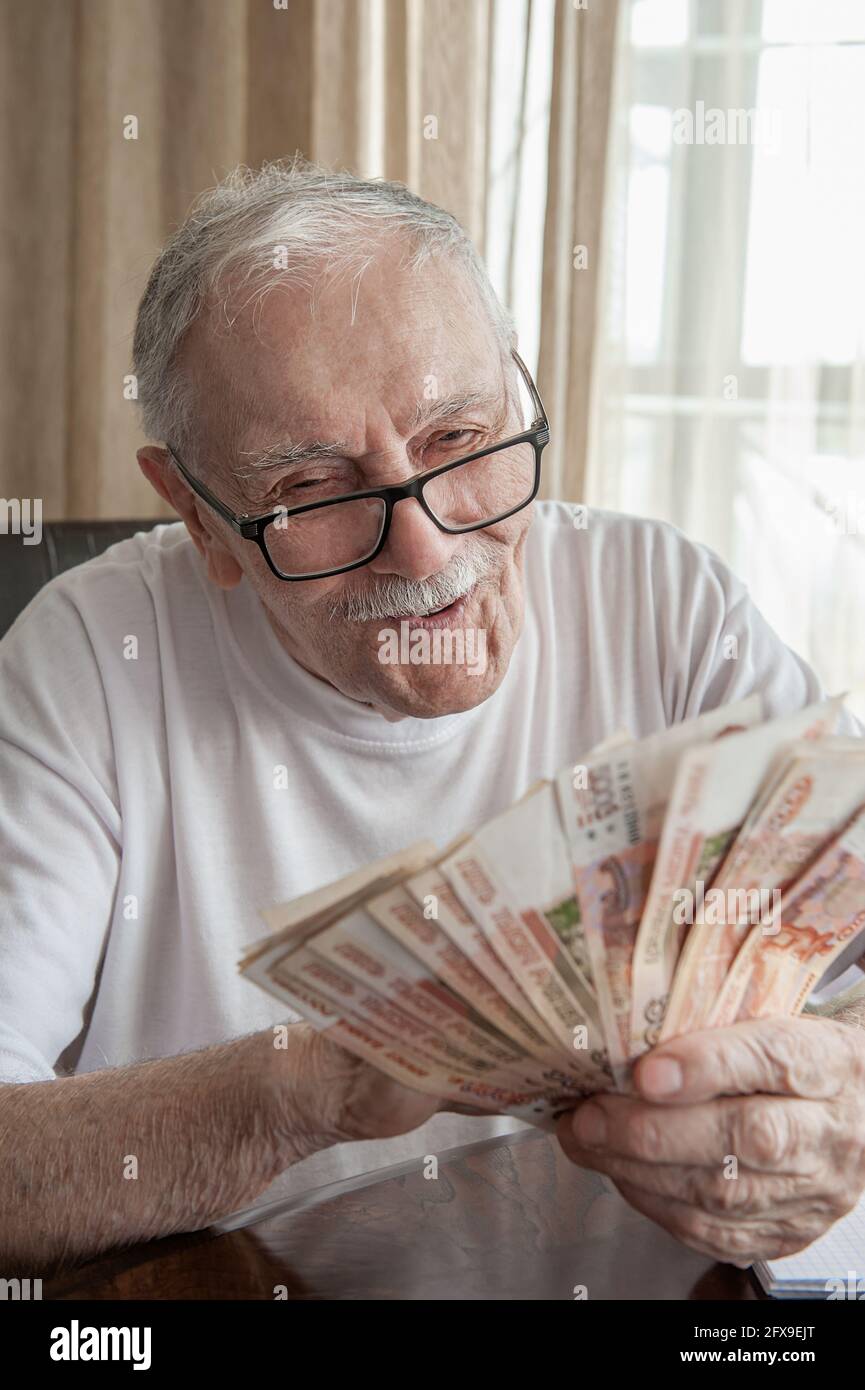 Old man counting hi-res stock photography and images - Alamy